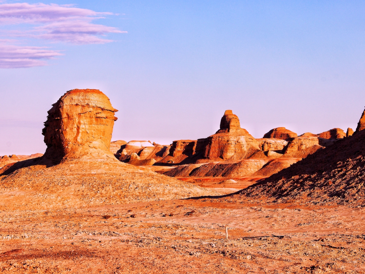 Xinjiang Urho Ghost City: China Scenery and Travel Guide
